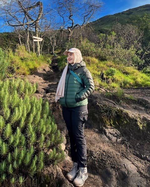 16 Outfit Naik Gunung Wanita Hijab yang Simpel tapi Keren | Popbela.com