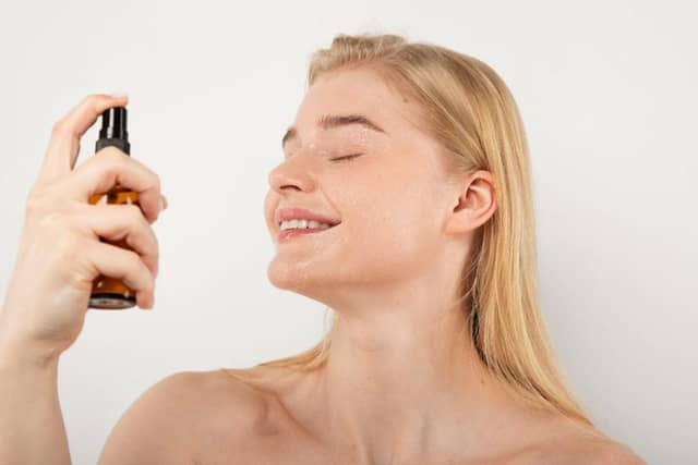 5 Cara Menggunakan Setting Spray agar Makeup Awet Seharian | Popbela.com