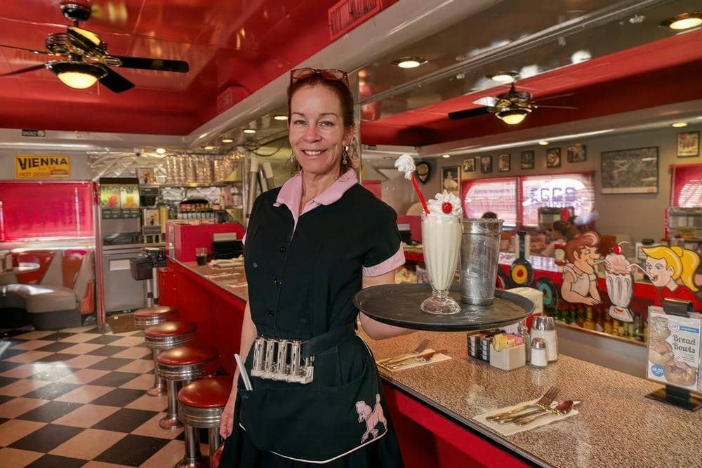 Perbedaan Waiter dan Waitress | Popbela.com