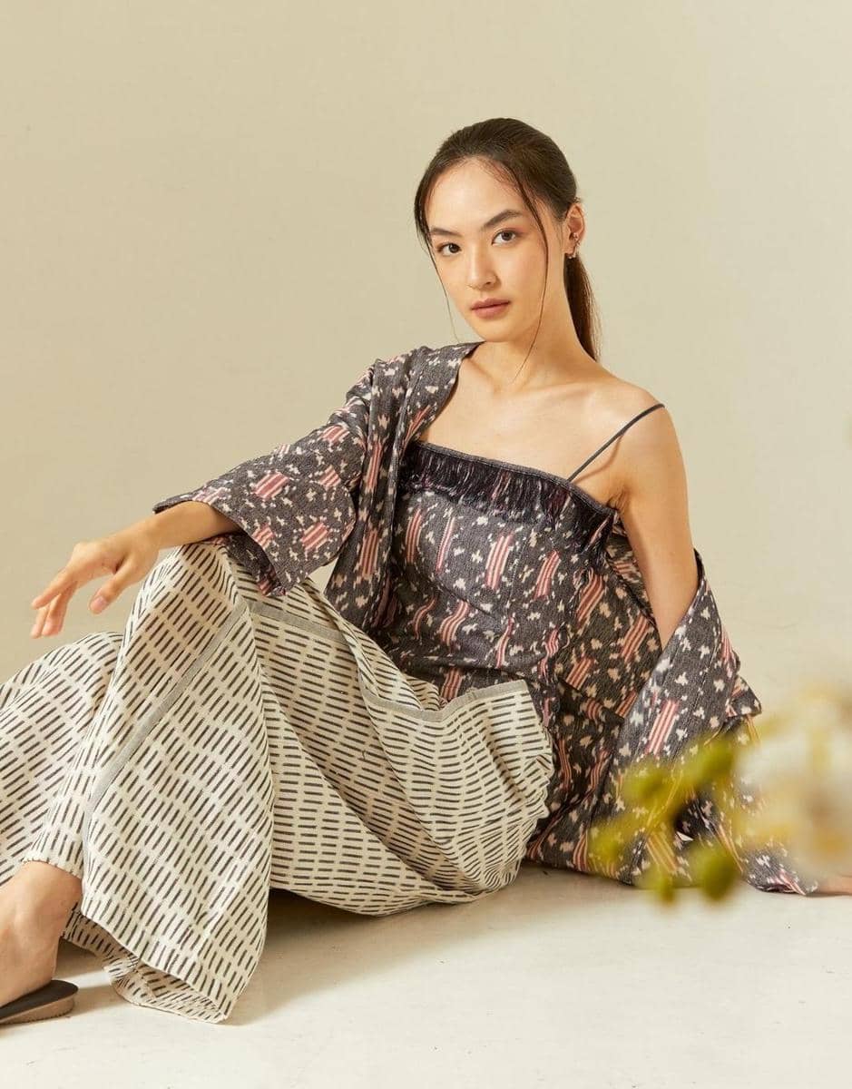10 Merek Baju Batik Wanita Terkenal, Modern dan Stylish | Popbela.com