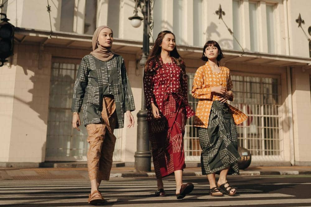10 Merek Baju Batik Wanita Terkenal, Modern dan Stylish | POPBELA.com