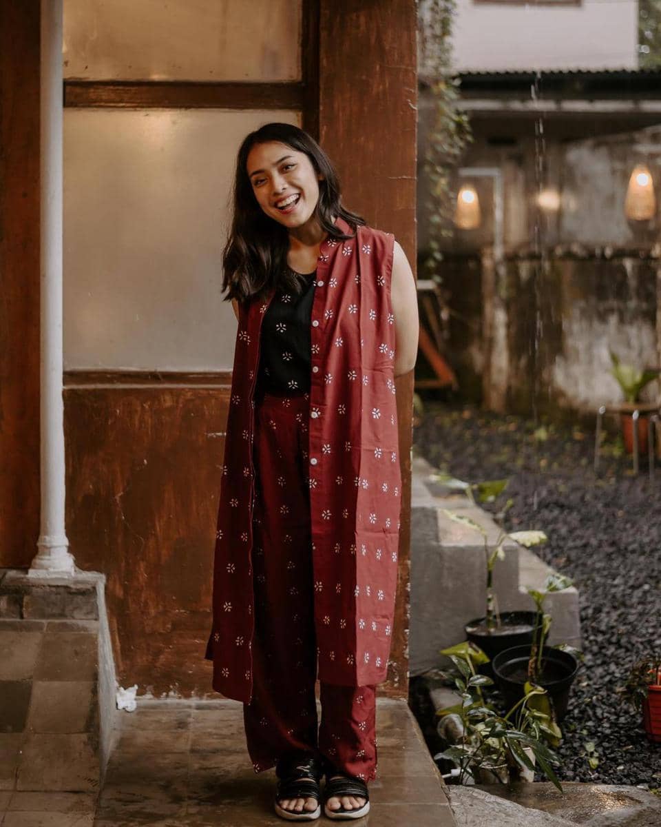 10 Merek Baju Batik Wanita Terkenal, Modern dan Stylish | Popbela.com