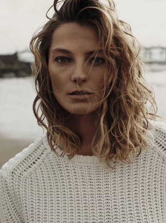 8 Potongan Rambut yang Cocok untuk Rambut Ikal Perempuan | POPBELA.com