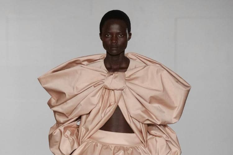 Simone Rocha Persembahkan Nuansa Eksentrik Balerina di SS25 | Popbela.com