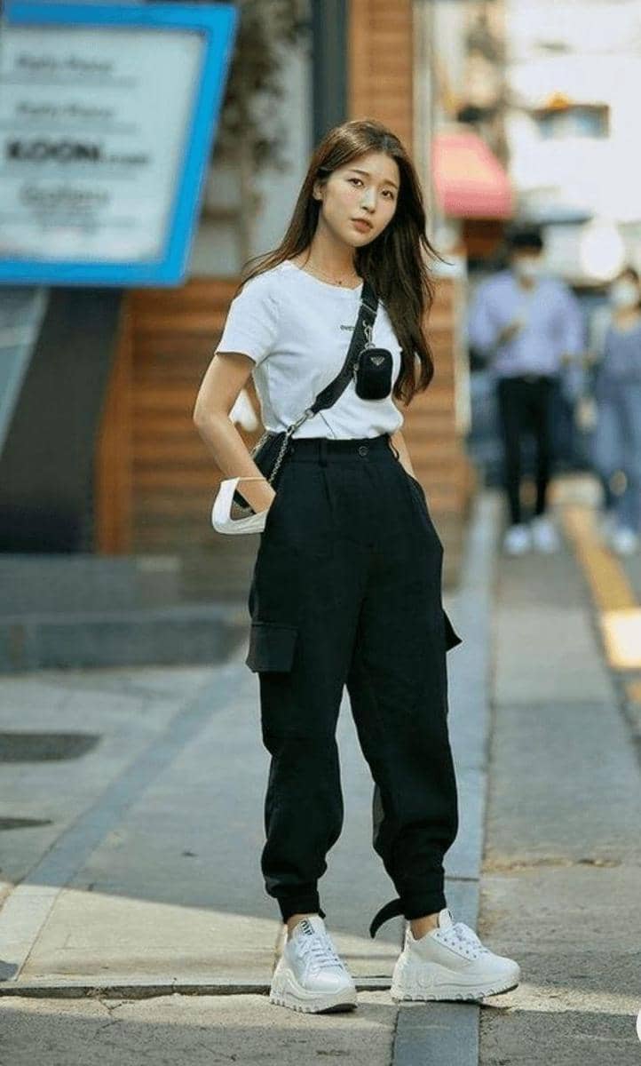 16 Baju yang Cocok untuk Celana Cargo Perempuan, Stylish! | Popbela.com