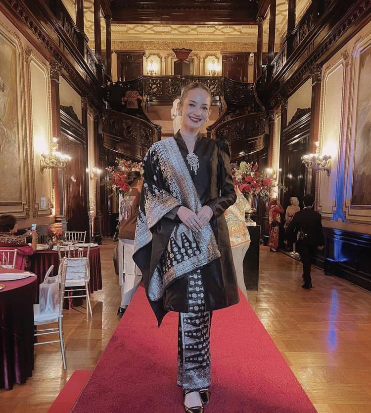 Kombinasi Model Rok Songket dan Kebaya yang Dipakai Artis | Popbela.com