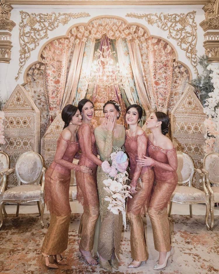 Kombinasi Model Rok Songket dan Kebaya yang Dipakai Artis | Popbela.com