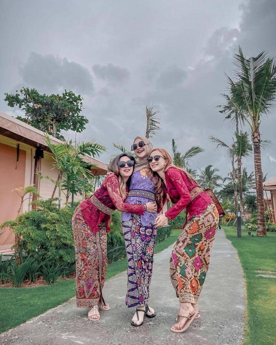 5 Inspirasi Baju Adat Bali Wanita Hijab, Anggun dan Elegan! | Popbela.com