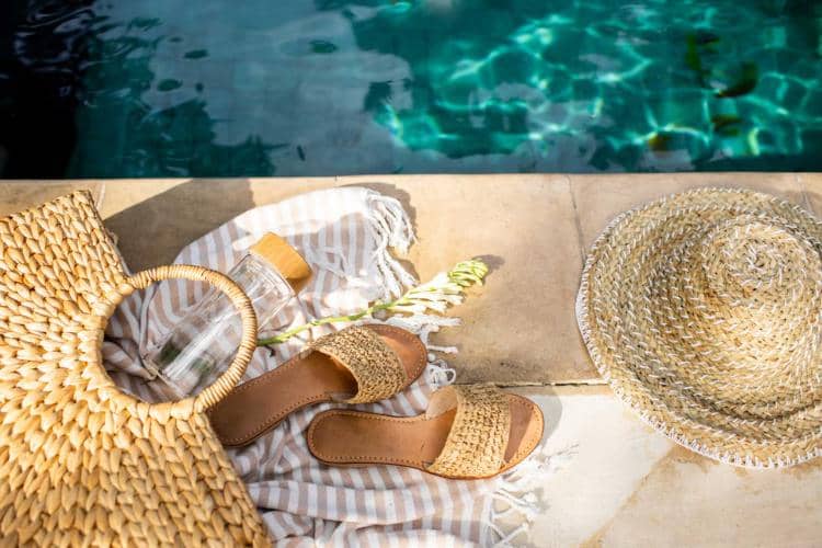 Rekomendasi Sandal Pantai Wanita Biar Nggak 'Saltum'! | POPBELA.com