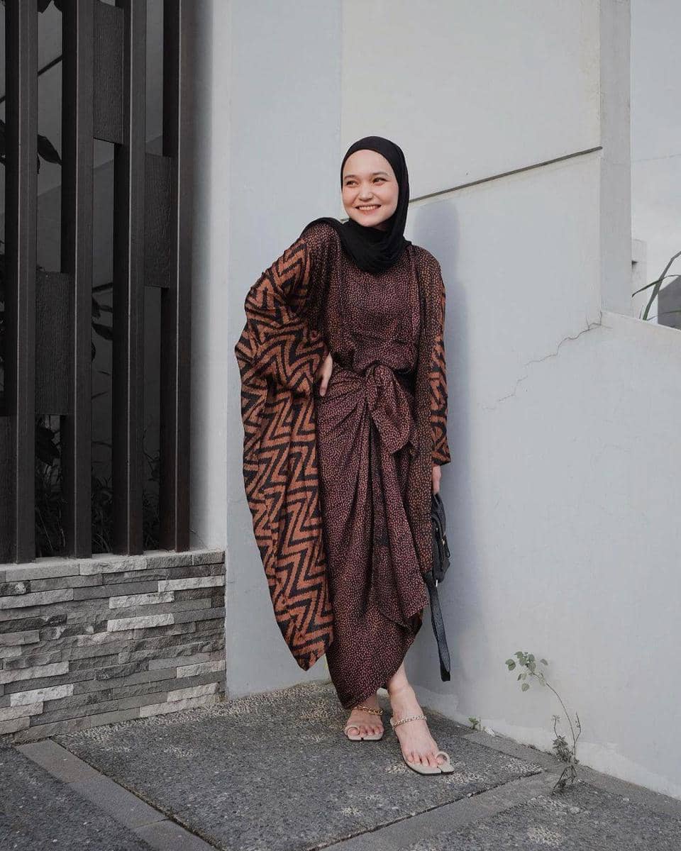 5 Model Kaftan Batik Cantik untuk Tampilan Etnik dan Chic | Popbela.com