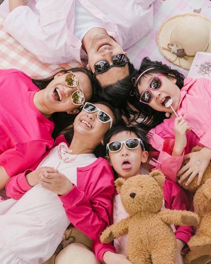 7 Pose Foto Keluarga Kekinian, Photogenic dan Berkesan | Popbela.com