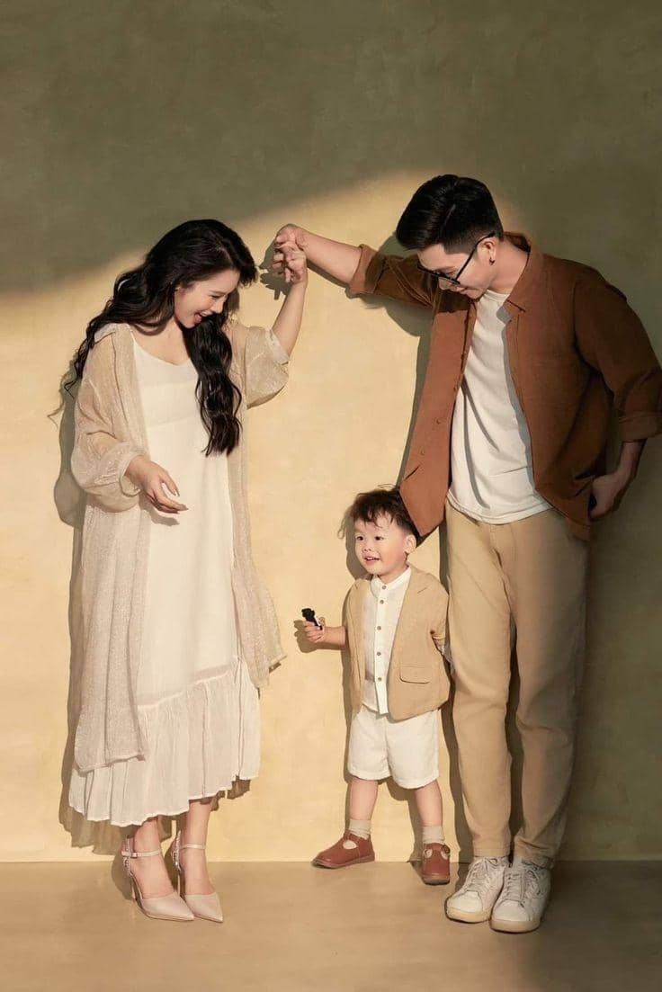 7 Pose Foto Keluarga Kekinian, Photogenic dan Berkesan | Popbela.com