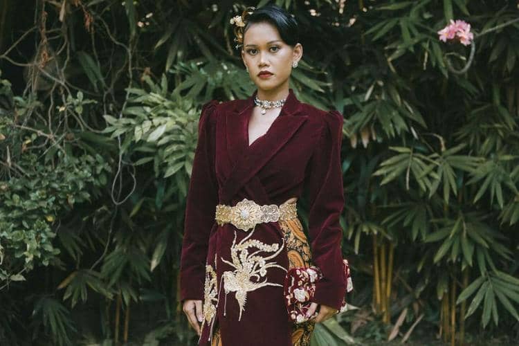 5 Referensi Model Kebaya Merah Maroon, Bold dan Elegan! | Popbela.com