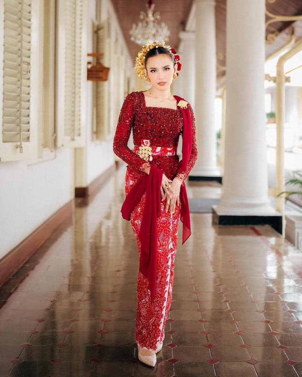 5 Referensi Model Kebaya Merah Maroon, Bold dan Elegan! | Popbela.com