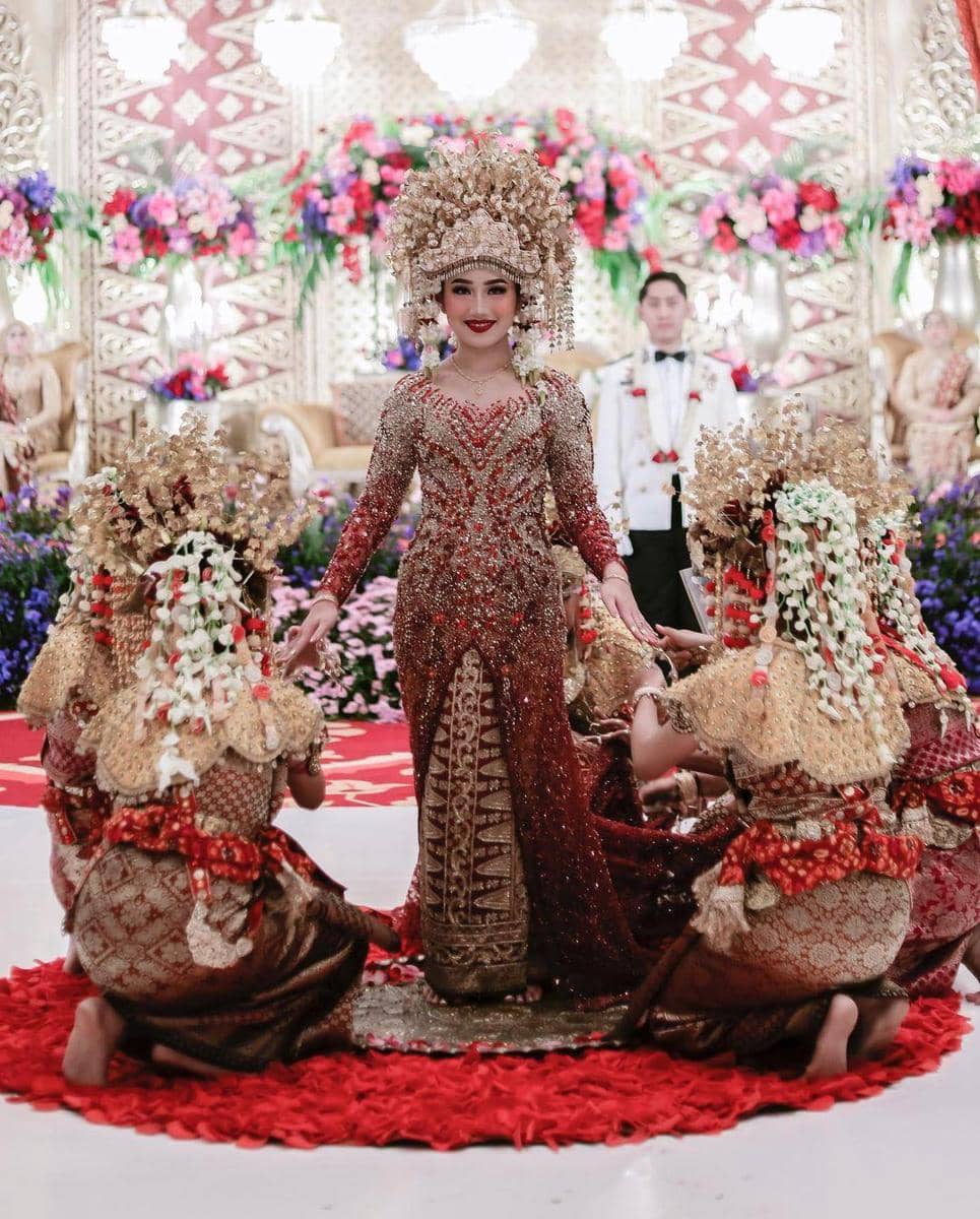 5 Referensi Model Kebaya Merah Maroon, Bold dan Elegan! | Popbela.com