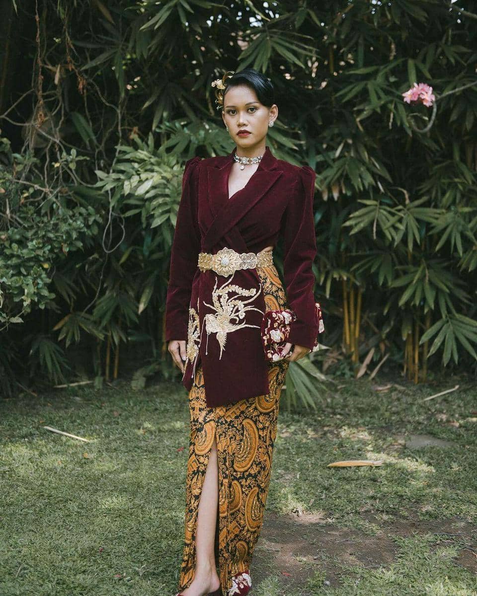 5 Referensi Model Kebaya Merah Maroon, Bold dan Elegan! | Popbela.com