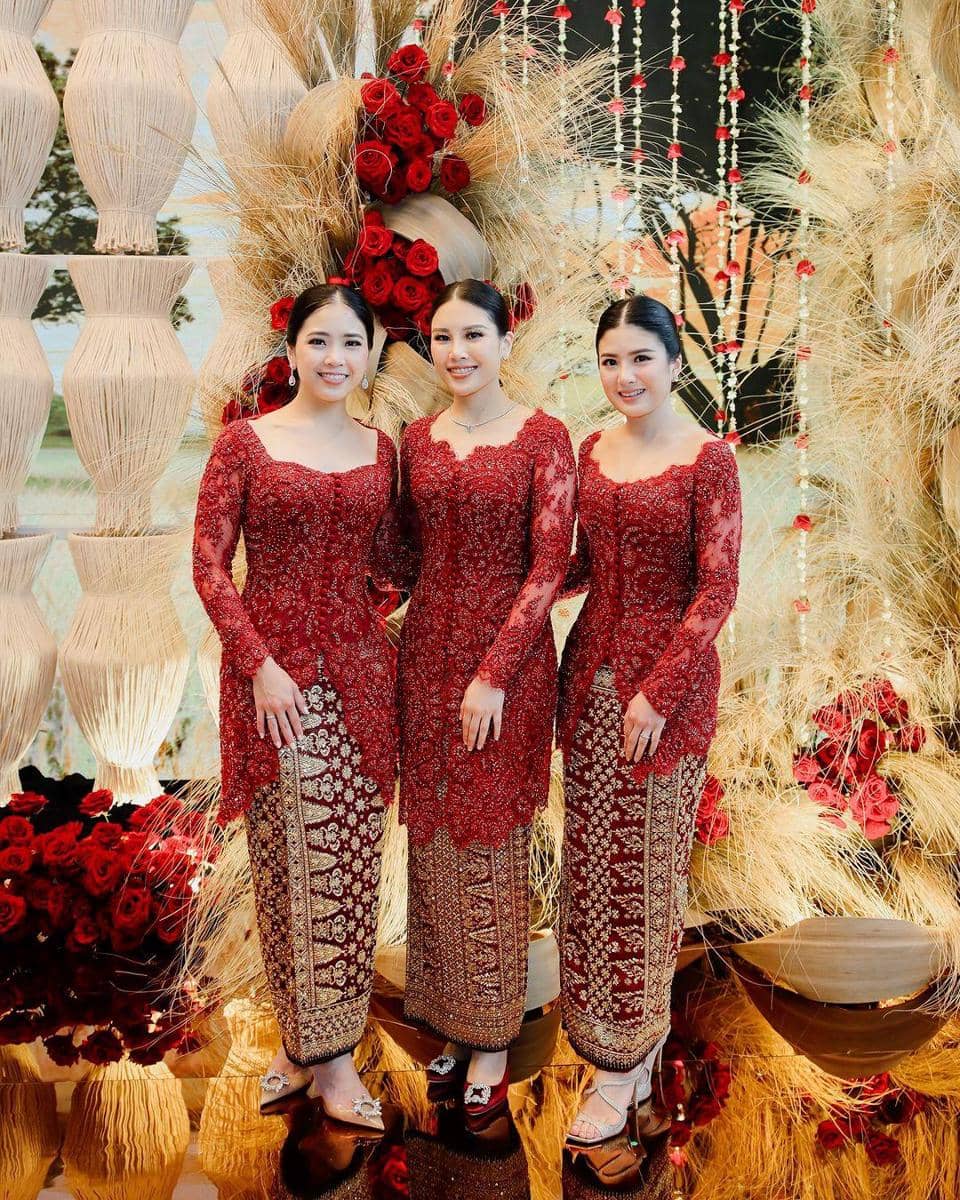 5 Referensi Model Kebaya Merah Maroon, Bold dan Elegan! | Popbela.com