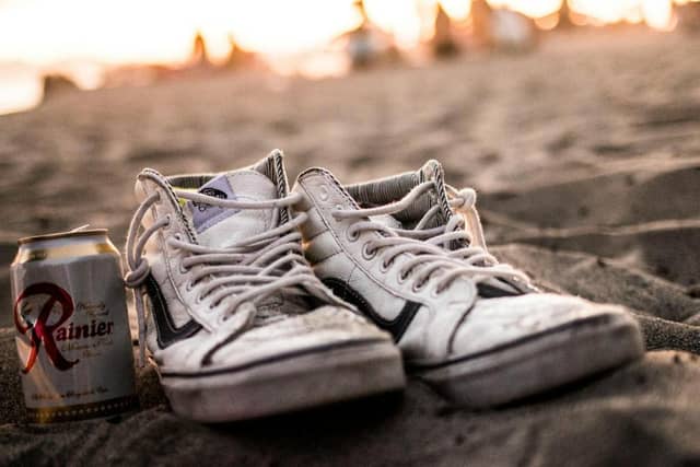7 Cara Memutihkan Sepatu yang Kuning, Bersih Seperti Baru | Popbela.com
