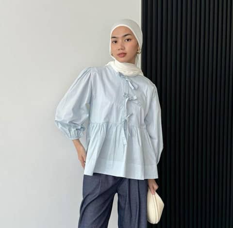 10 Model Atasan Polos Wanita Elegan dan Trendi | Popbela.com