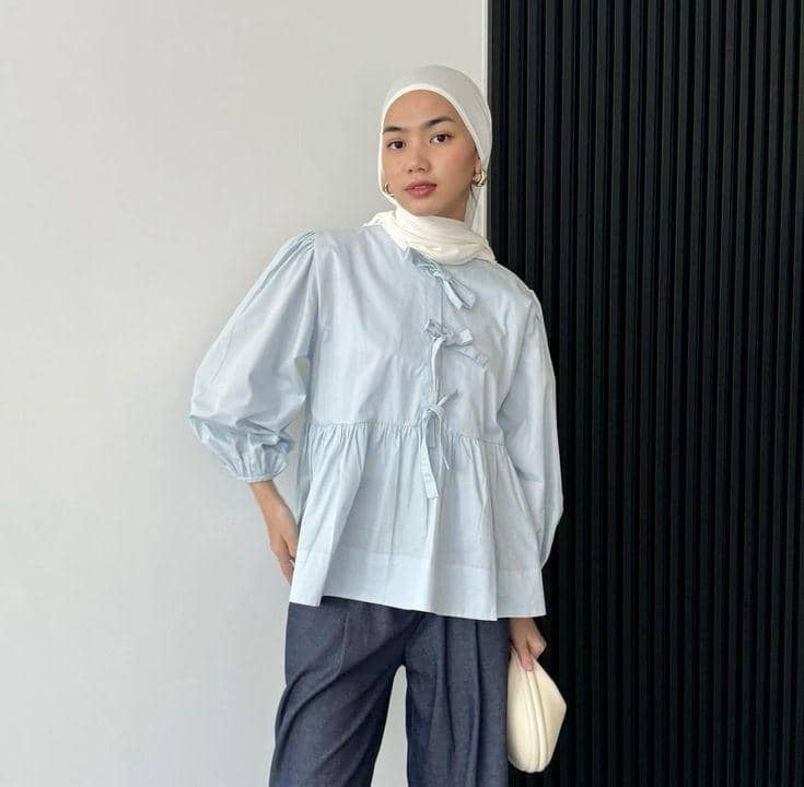 10 Model Atasan Polos Wanita Elegan dan Trendi | Popbela.com