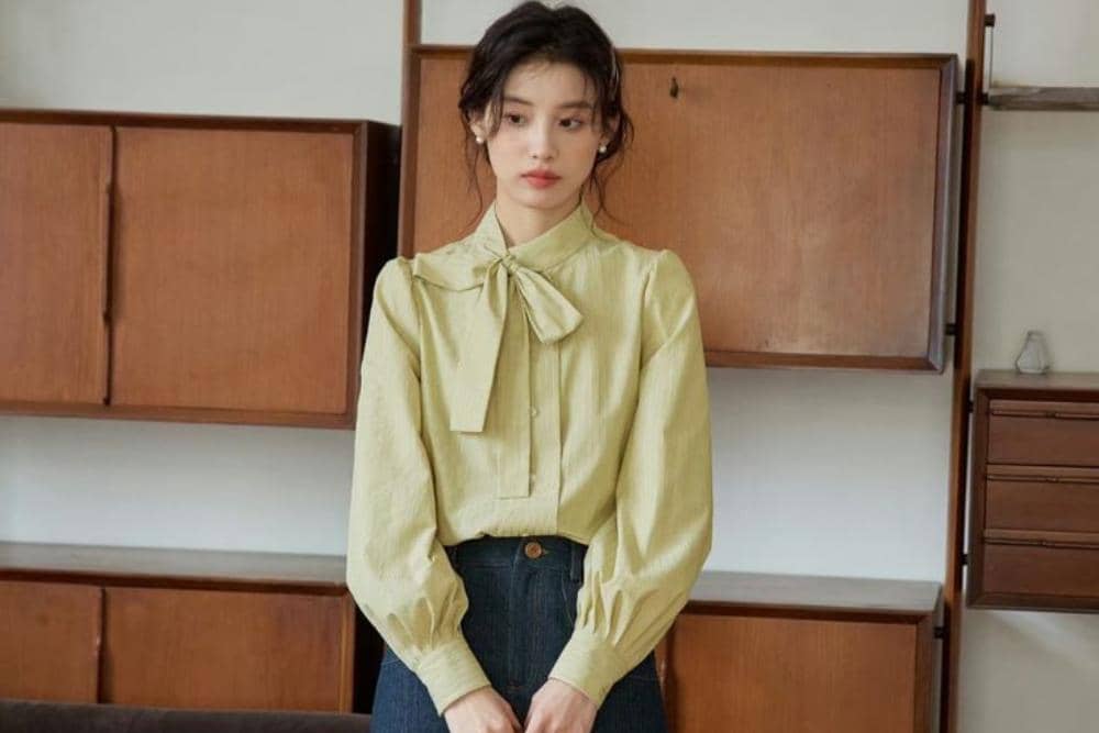 10 Model Atasan Polos Wanita Elegan dan Trendi | POPBELA.com