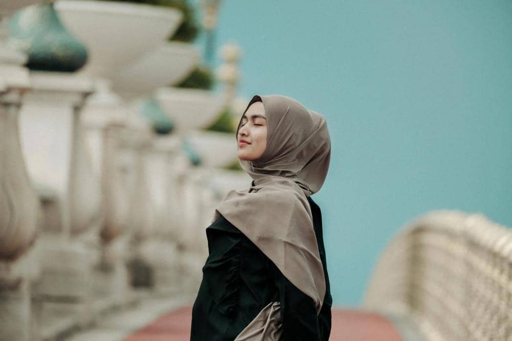 5 Tutorial Pashmina Menutup Dada yang Anggun dan Menawan | Popbela.com