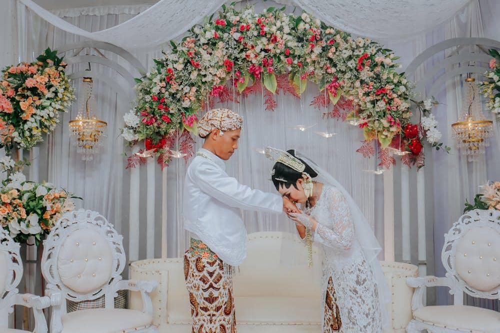 30 Panggilan Sayang Bahasa Jawa yang Manis dan Romantis | POPBELA.com