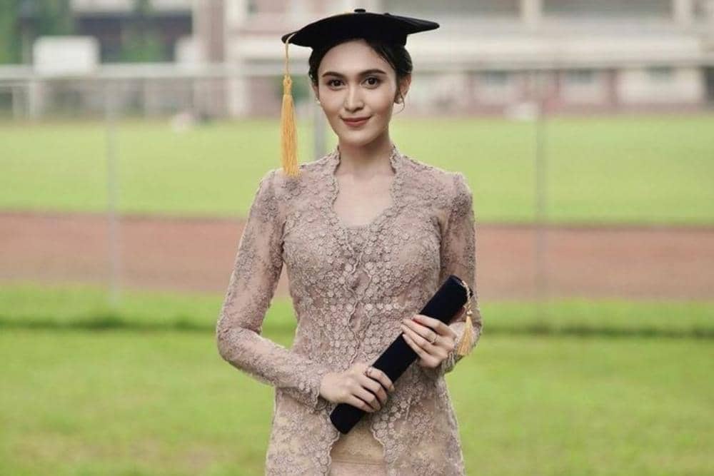 8 Model Kebaya Wisuda Non Hijab yang Modern dan Elegan | Popbela.com