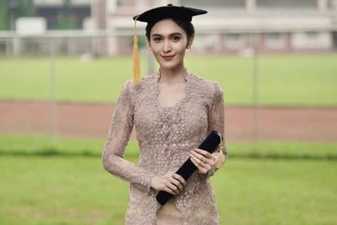 8 Model Kebaya Wisuda Non Hijab yang Modern dan Elegan | Popbela.com