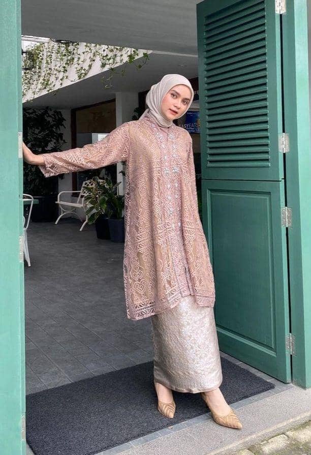 10 Model Baju Kondangan Simple Hijab, Feminin dan Elegan! | Popbela.com