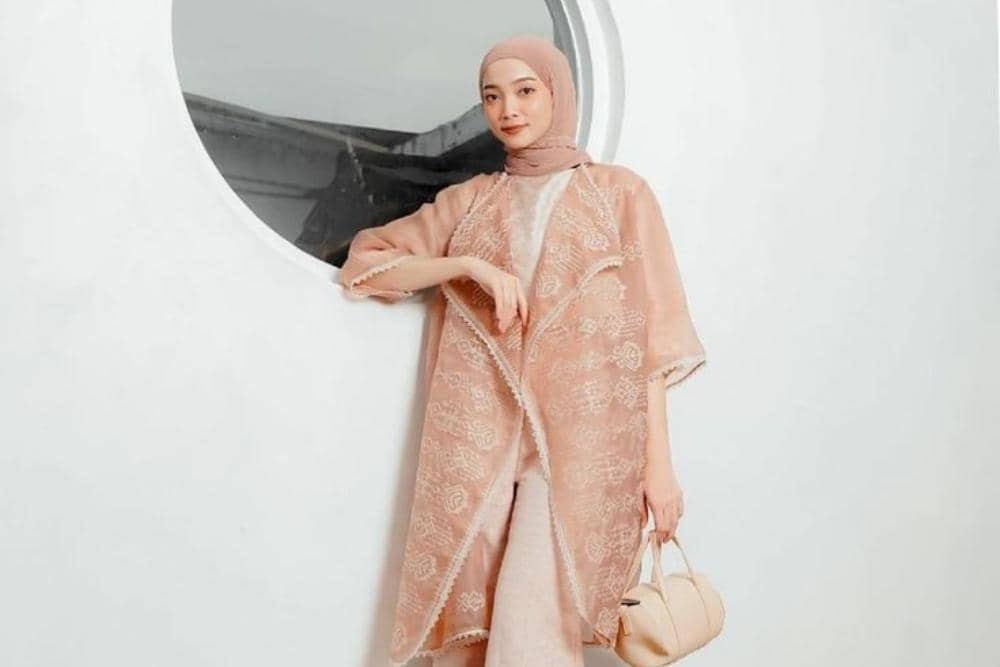 10 Model Baju Kondangan Simple Hijab, Feminin dan Elegan! | Popbela.com
