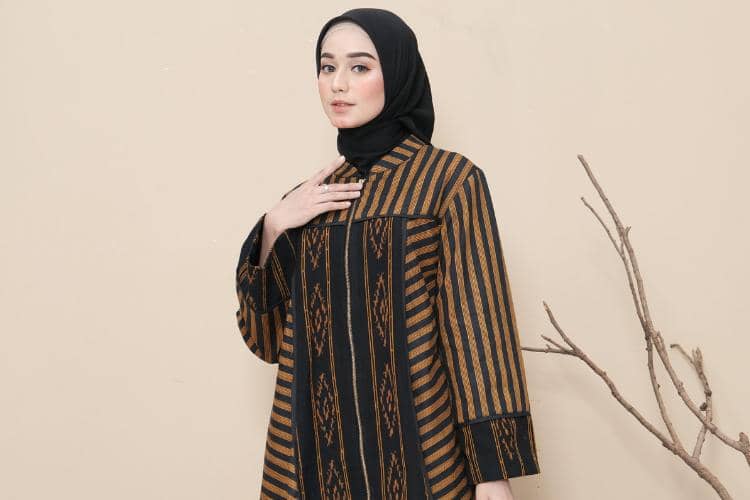 7 Model Baju Lurik Wanita Hijab yang Stylish dan Modern | Popbela.com
