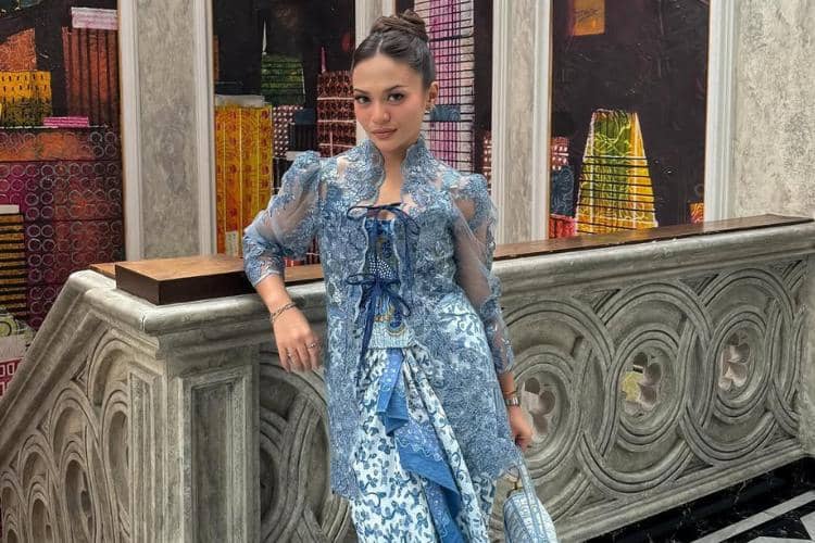 Ide Model Kebaya Bordir Berbagai Warna | POPBELA.com