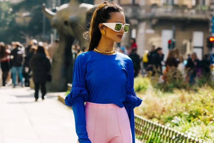 Biru Elektrik Cocok dengan Warna Apa? Cek OOTD | POPBELA.com