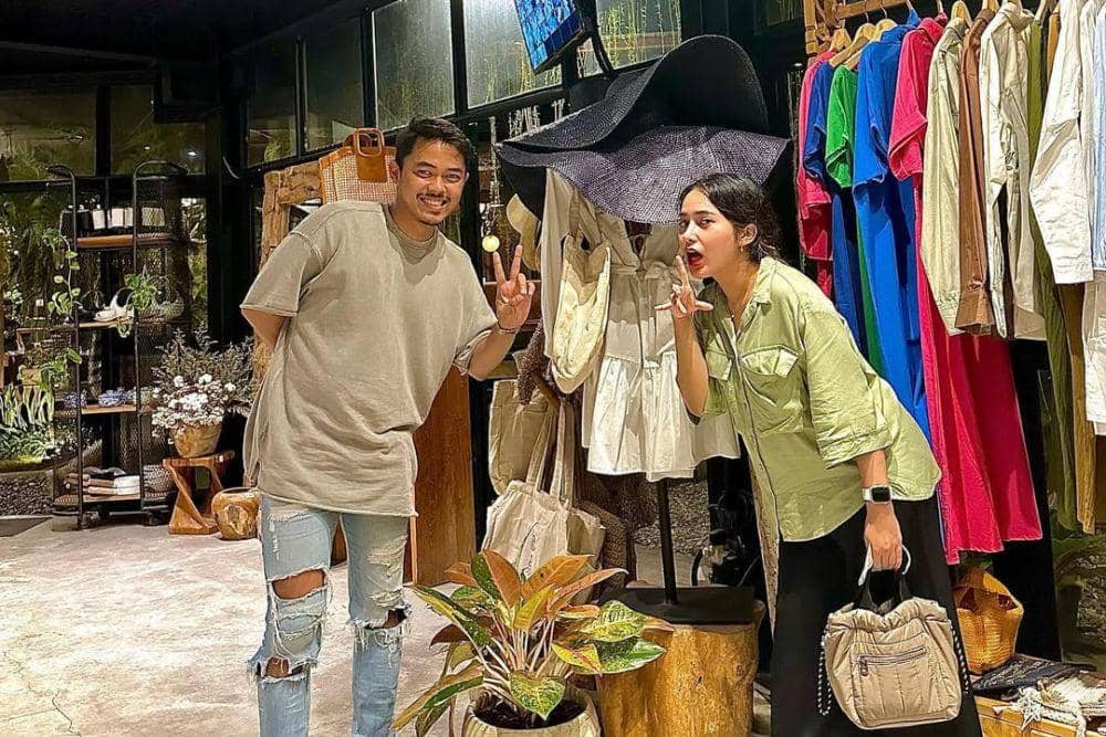 Kisah Cinta Dilan Janiyar dan Suami yang Disorot | POPBELA.com