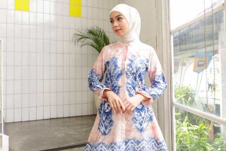 7 Model Baju Sasirangan Tunik Lengan Panjang yang Elegan | POPBELA.com