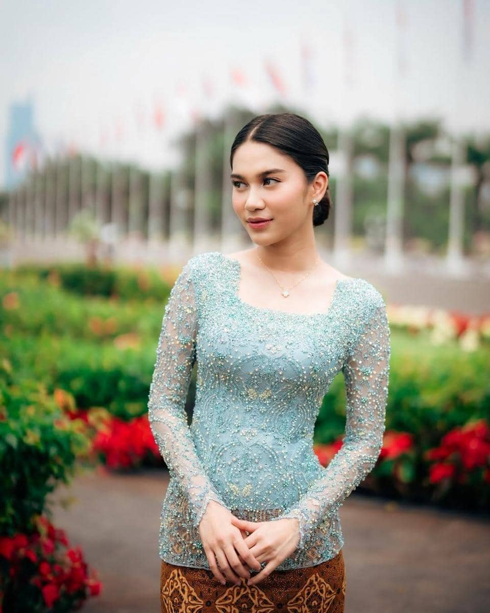 5 Referensi Model Kebaya Payet Mutiara untuk Tampil Anggun | Popbela.com
