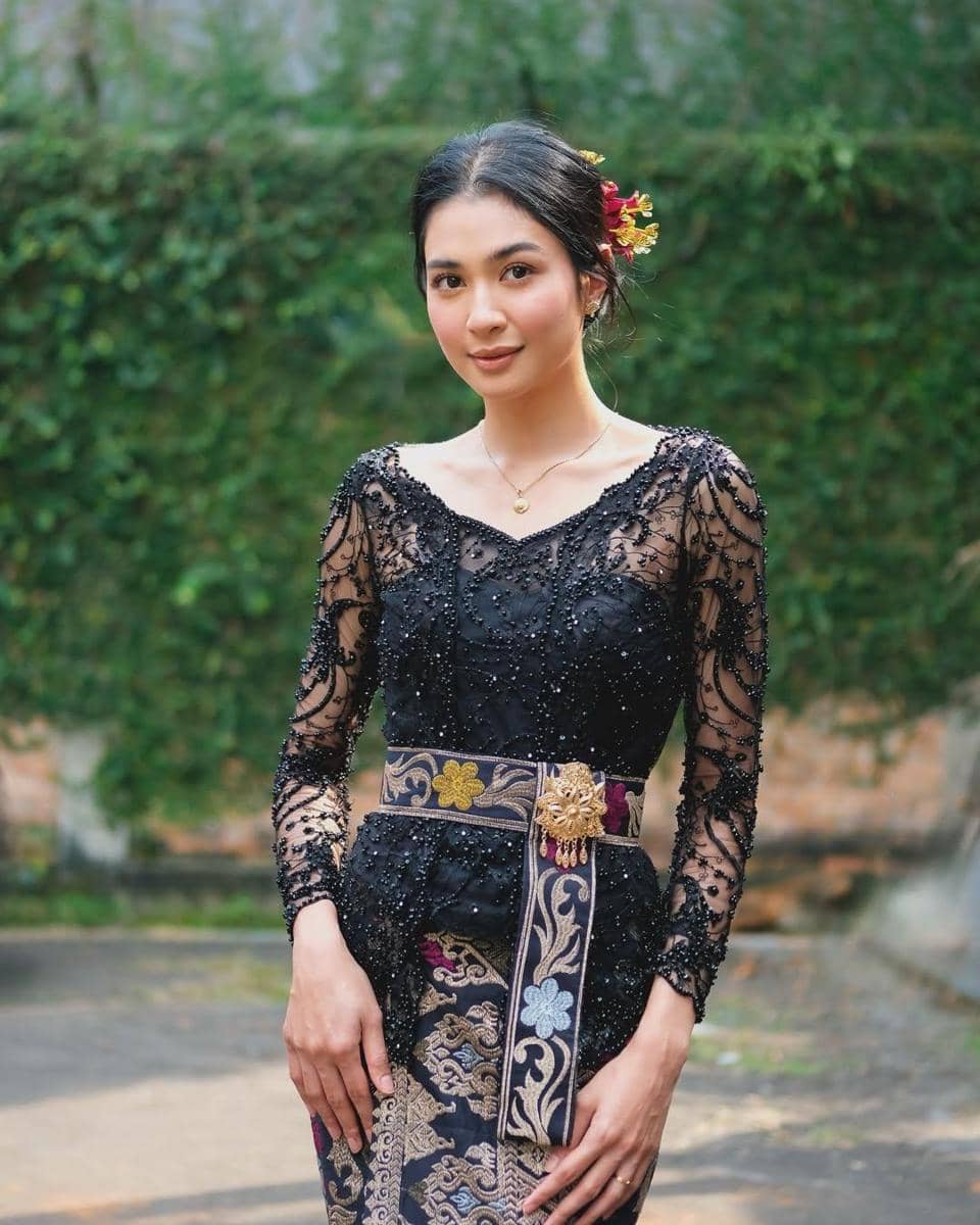 5 Referensi Model Kebaya Payet Mutiara untuk Tampil Anggun | Popbela.com