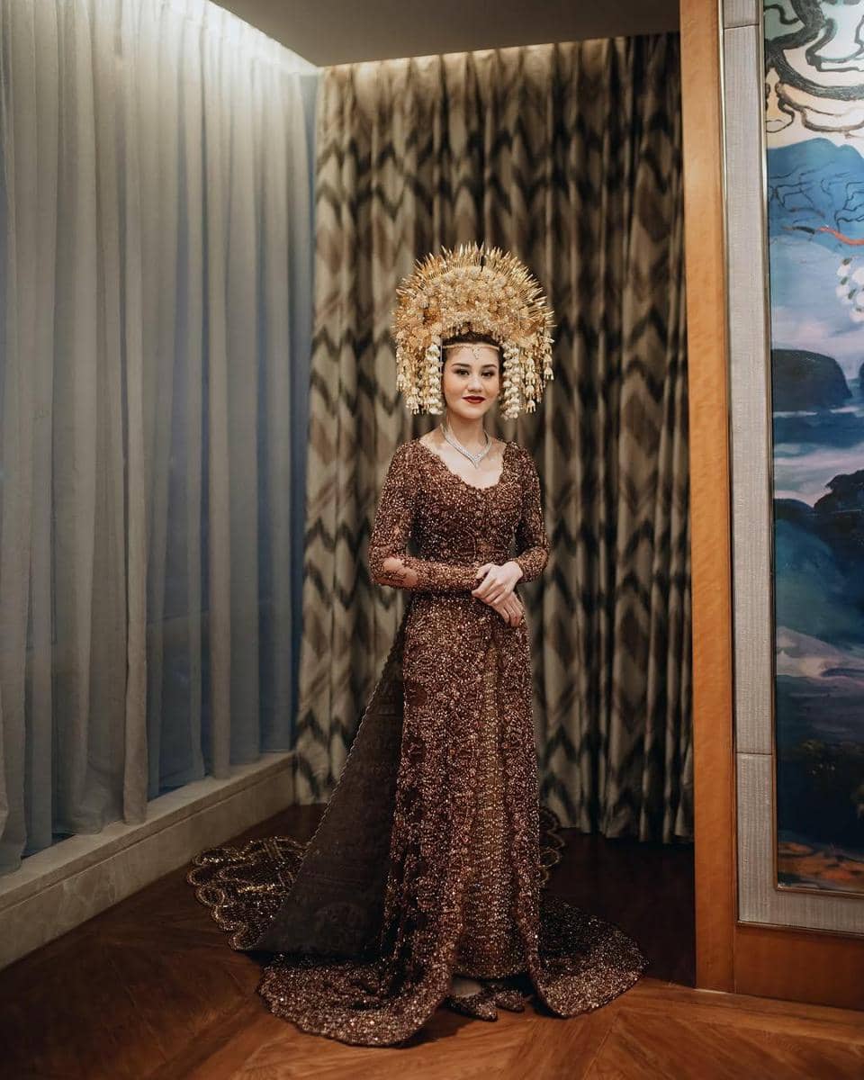 5 Inspirasi Warna Setelan Kebaya Songket Modern yang Menawan | Popbela.com
