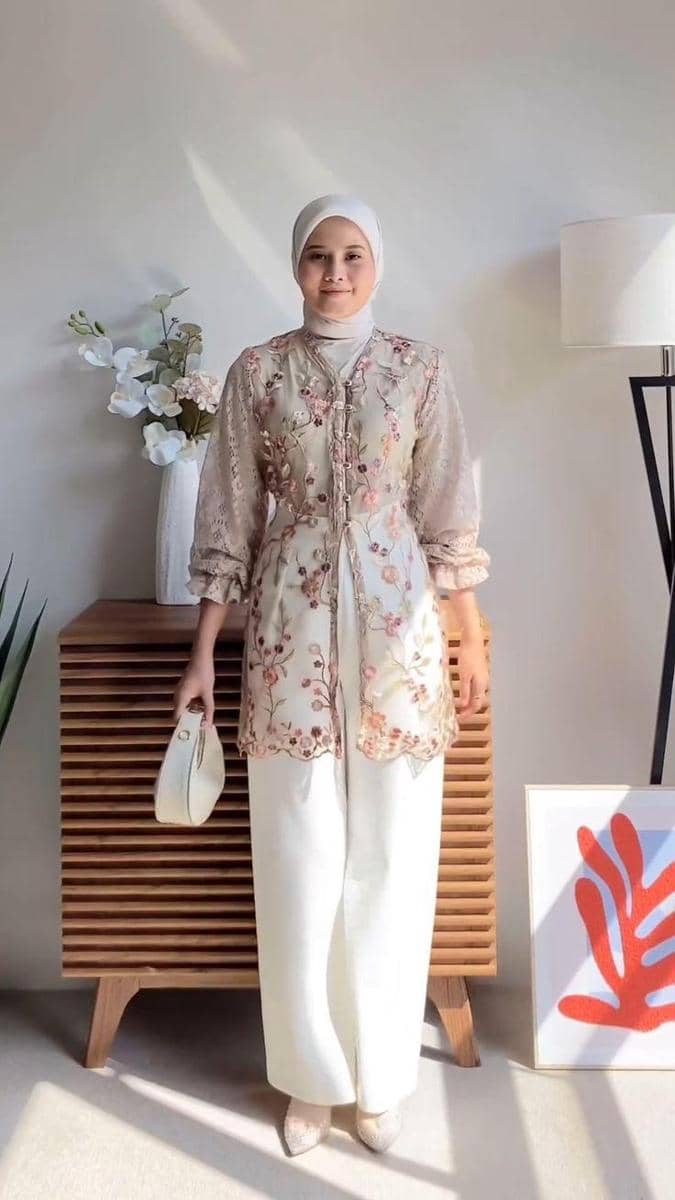 7 Baju Pendamping Wisuda Berjilbab yang Modern dan Elegan | Popbela.com