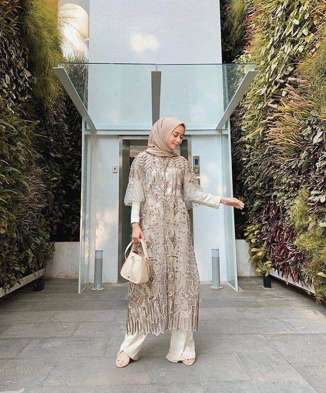 7 Baju Pendamping Wisuda Berjilbab yang Modern dan Elegan | Popbela.com