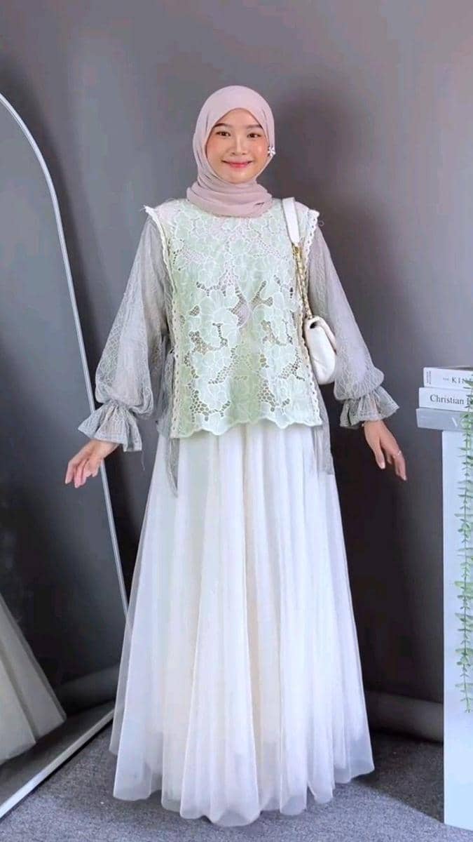 7 Baju Pendamping Wisuda Berjilbab yang Modern dan Elegan | Popbela.com