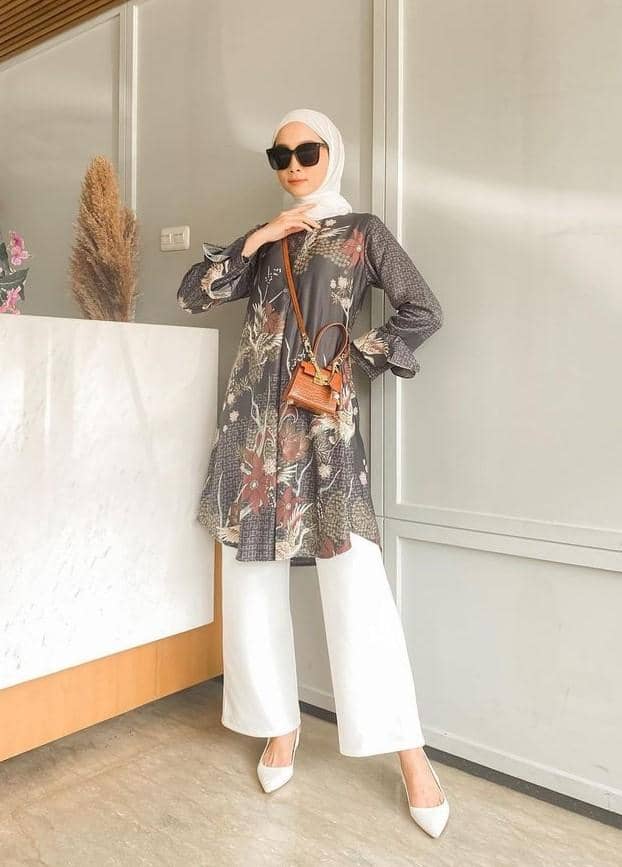 11 Model Tunik Batik Elegan Terbaru, Modern dan Kekinian | Popbela.com