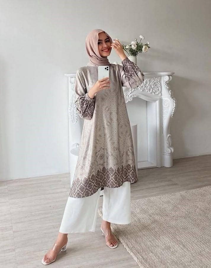11 Model Tunik Batik Elegan Terbaru, Modern dan Kekinian | Popbela.com