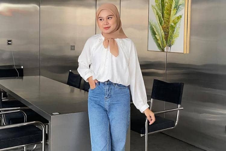 7 Tips Mix and Match Style Hijab Kemeja Putih dan Jeans | POPBELA.com