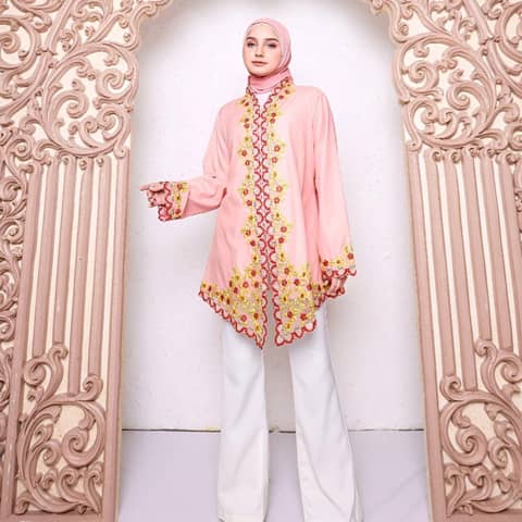 12 Model Kebaya Brokat Simple tapi Mewah untuk Berbagai Acara | Popbela.com