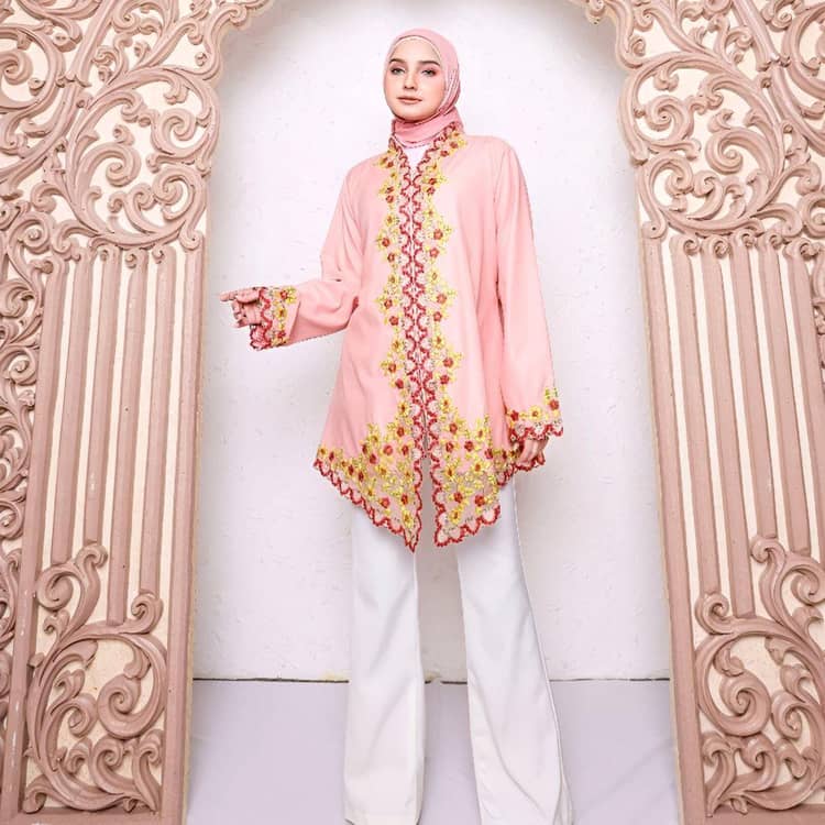 12 Model Kebaya Brokat Simple tapi Mewah untuk Berbagai Acara | Popbela.com