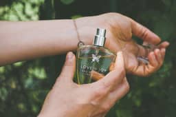 Parfum untuk Traveling: 13 Rekomendasi Parfum Travel Friendly & Liburan ...