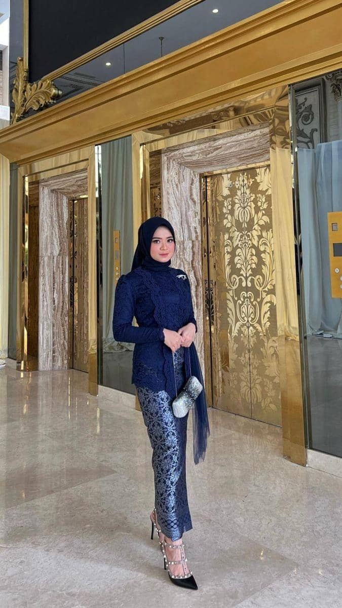 8 Kombinasi Kebaya Biru Dongker: Model, Styling, dan Tips Perawatan ...