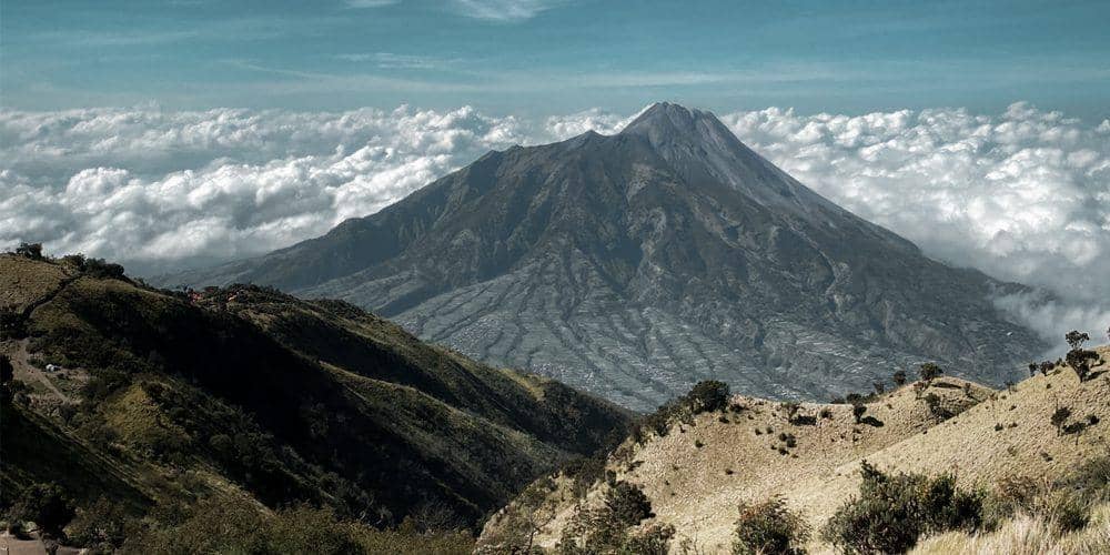 8 Gunung Terindah di Indonesia yang Menakjubkan | POPBELA.com